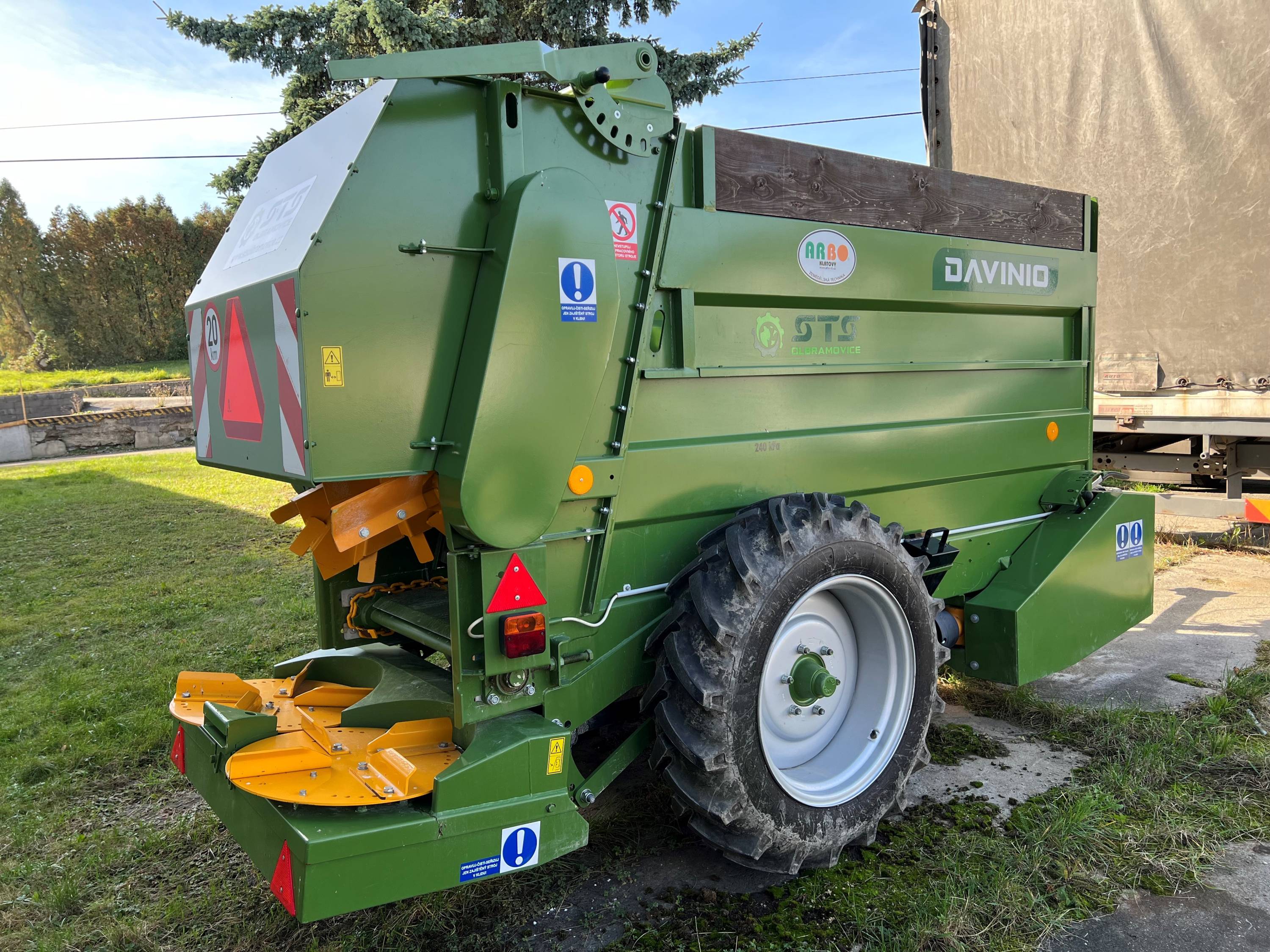 Rozmetadlo organických hnojiv DAVINIO 3 | STS Olbramovice